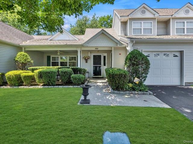 702 Pebble Beach Path, Riverhead, NY 11901