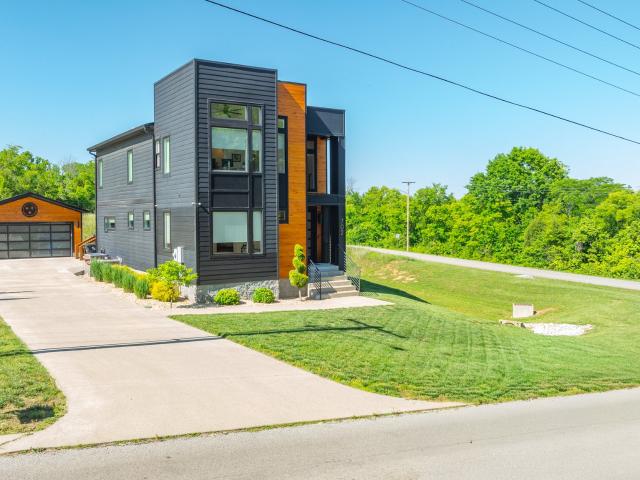 702 W 4th St