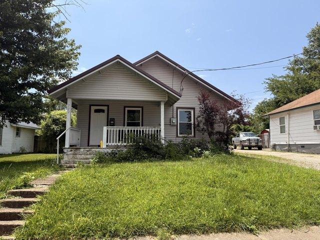 702 W 1st St, Mountain Grove, MO 65711