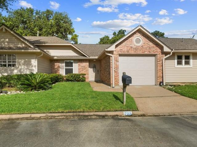 702 W Country Grove Cir, Pearland, TX 77584