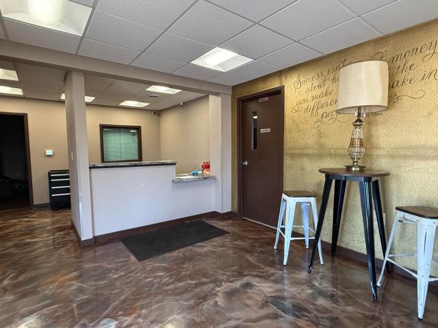 702 W Grand Ave