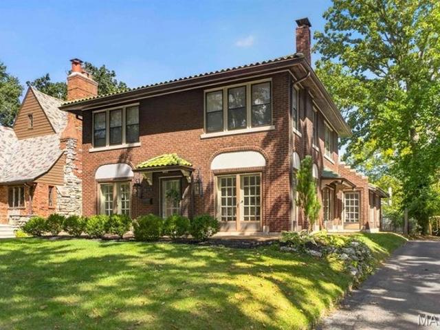 7035 Forsyth Blvd, University City, MO 63105