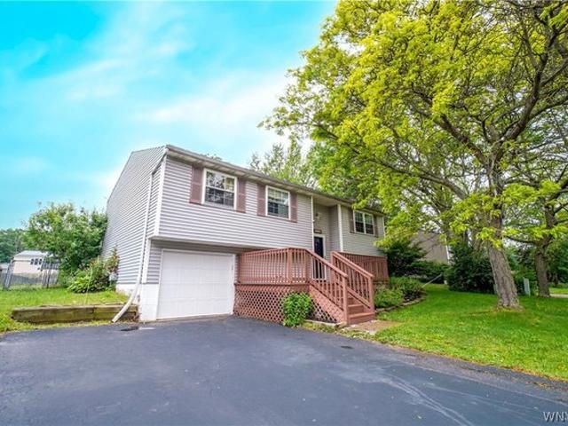 7030 Brandywine Dr, Derby, NY 14047