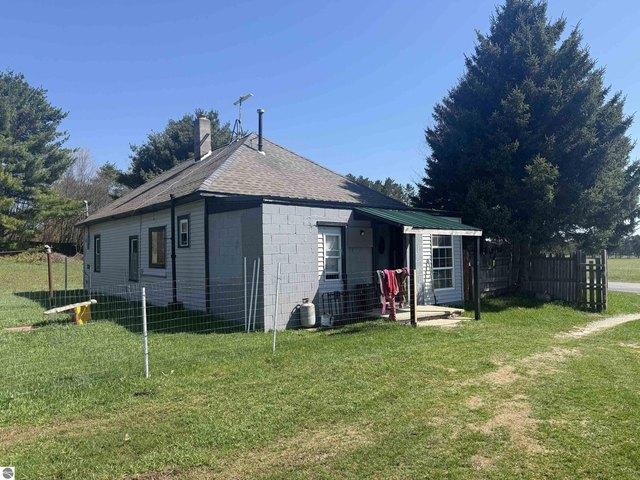 7031 N Raymond Rd, Tustin, MI 49688