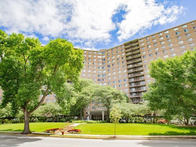 7033 N Kedzie Ave Apt 303, Chicago, IL 60645