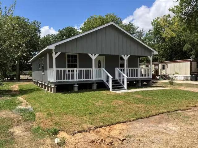 703 Alice St Ave, El Campo, TX 77437
