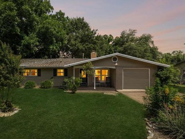 703 N Edison St, Fredericksburg, TX 78624