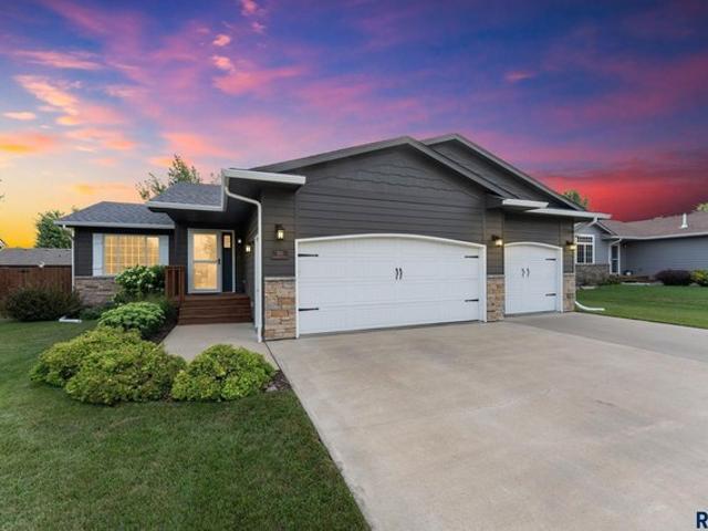 703 S Rosewood Dr, Harrisburg, SD 57032