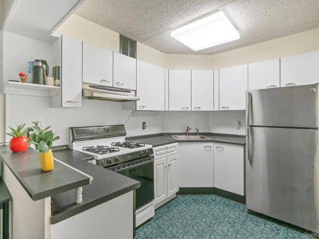 703 Pelham