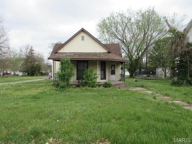 703 W Washington St, Benton, IL 62812