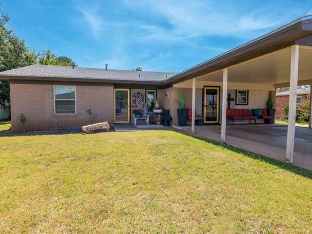 703 W Stinson St, Dimmitt, TX 79027