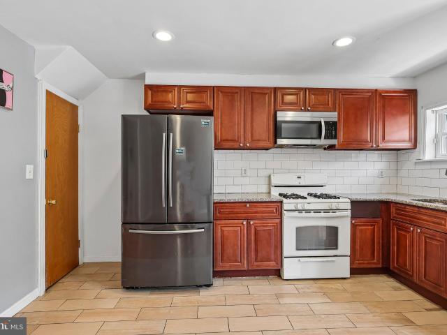 7046 Clover Ln, Upper Darby, PA 19082 | MLS #PADE2116