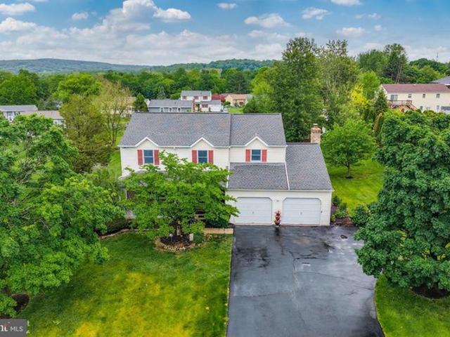 7049 Carriage Dr, Coopersburg, PA 18036