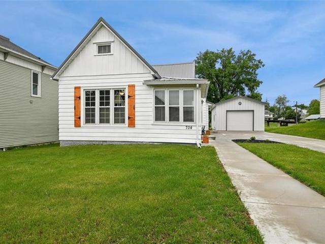 704 15th St, Belle Plaine, IA 52208