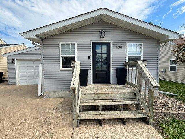 704 4th Ave, Armstrong, IA 50514