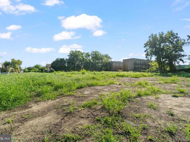 704 720 E Locust Avenue