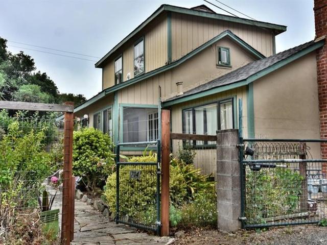 704 Bloomfield Rd, Sebastopol, CA 95472