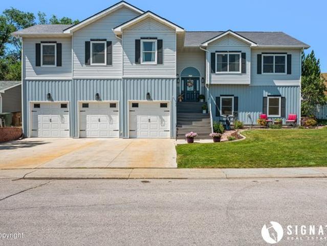 704 Fairway Dr, Gillette, WY 82718