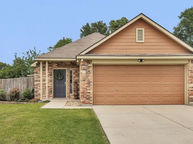 704 Heritage Dr, Navasota, TX 77868