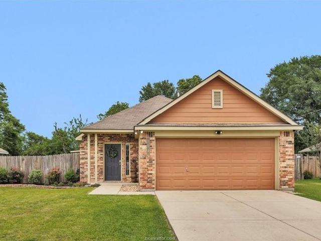 704 Heritage Dr, Navasota, TX 77868