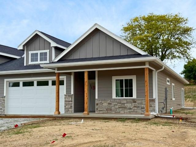 704 Oak Ridge Dr, Glenwood, IA 51534