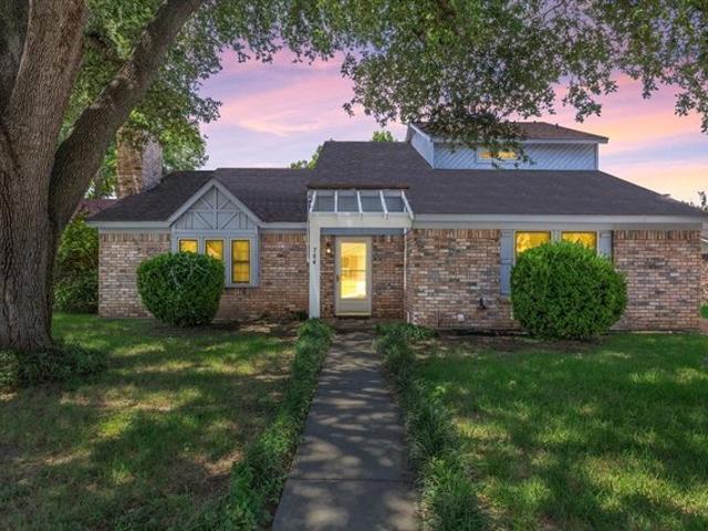 704 Matthews Ct, Arlington, TX 76012
