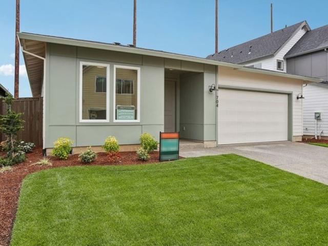 704 Magnolia Ave, Woodburn, OR 97071