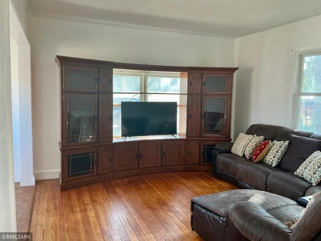 704 Mulberry Street W
