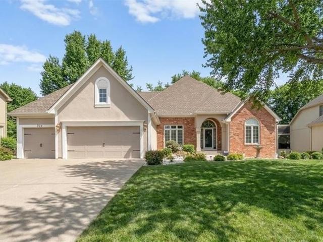 704 NE Ashmont Pl, Lee's Summit, MO 64064