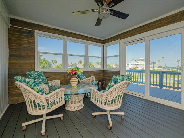 704 S Magnolia St, Rockport, TX 78382 | MLS #471270