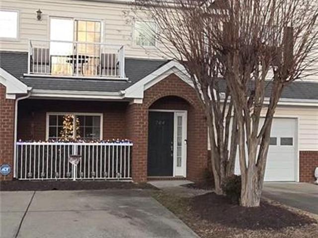 704 Rustads CIR