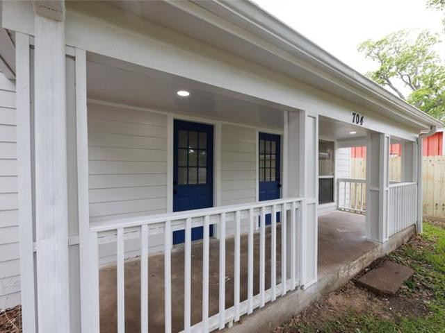 704 W Willis St, Alvin, TX 77511