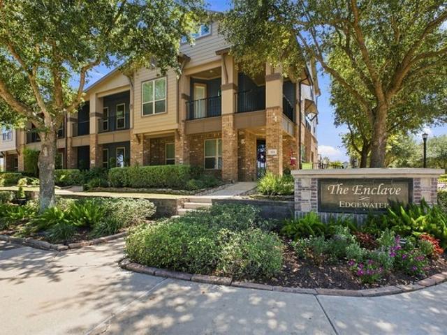 704 Water St, Webster, TX 77598