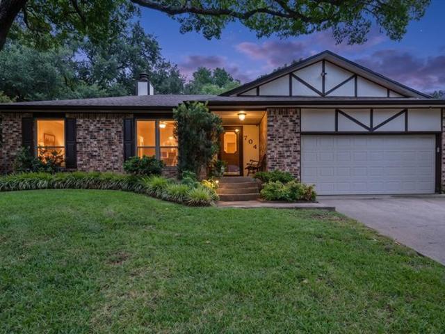 704 Whistler Dr, Arlington, TX 76006