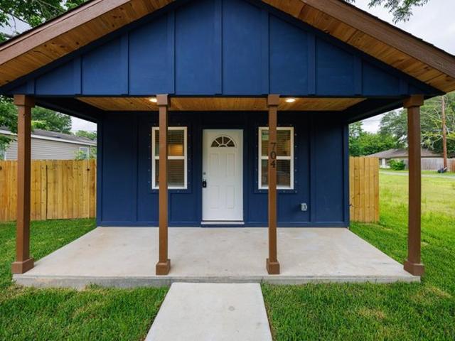 704 Travis St, Baytown, TX 77520