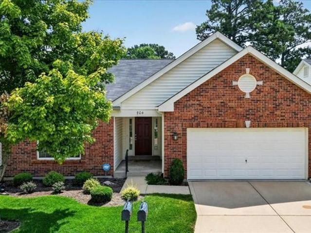704 Villas Estates Dr, Fenton, MO 63026