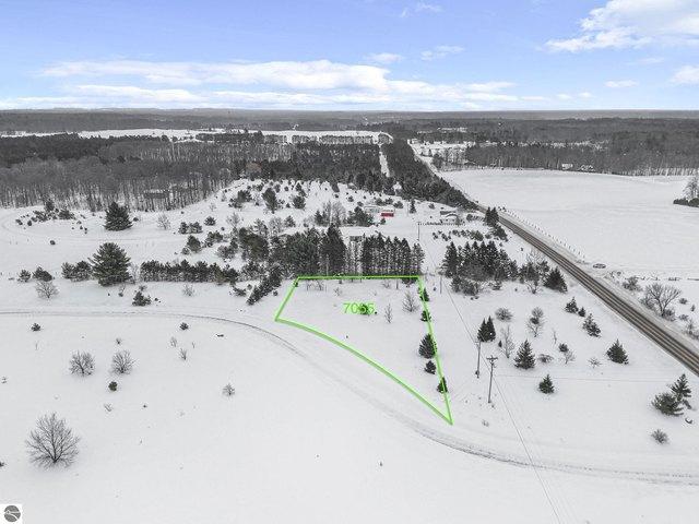 7055 Misty Ln, Lake Ann, MI 49650