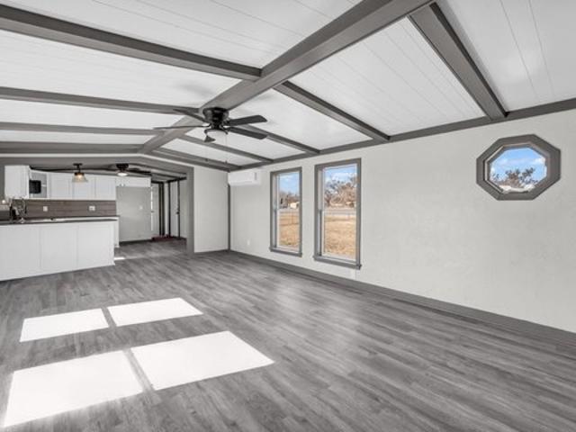 7058 Cimmaron Trl, Weatherford, TX 76087