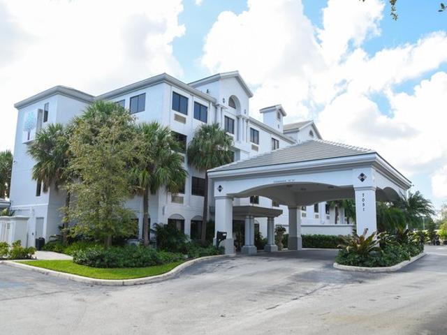 7051 N Seacrest Blvd, Lantana, FL 33462