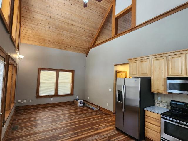 705 E Riverview Cir