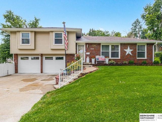 705 Hogan Dr, Papillion, NE 68046