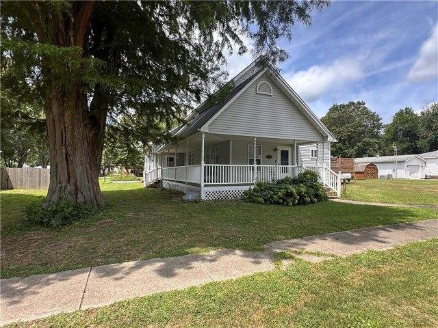 705 S Maple St, Pana, IL 62557
