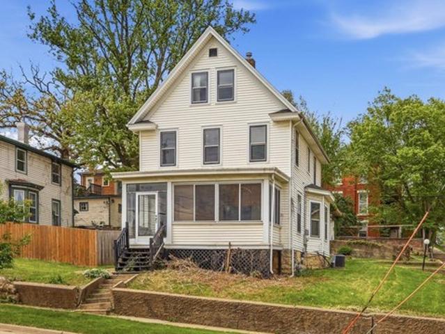 705 W 3rd St, Dubuque, IA 52001
