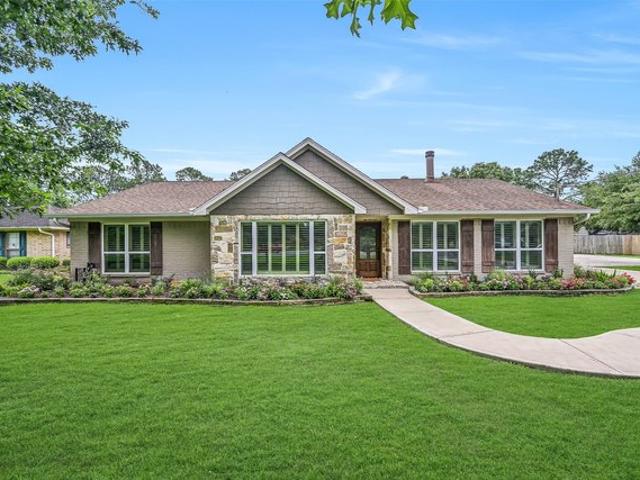 705 W Edgewood Dr, Friendswood, TX 77546