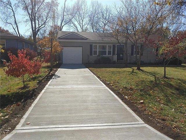 705 Zumwalt Ave, Grandview, MO 64030