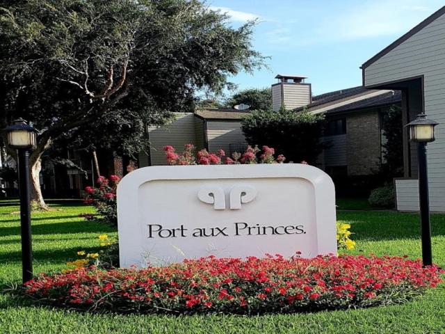7069 N Holiday Dr, Galveston, TX 77550 | MLS #86341 | Compass