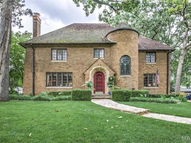 7061 Forsyth Blvd, University City, MO 63105