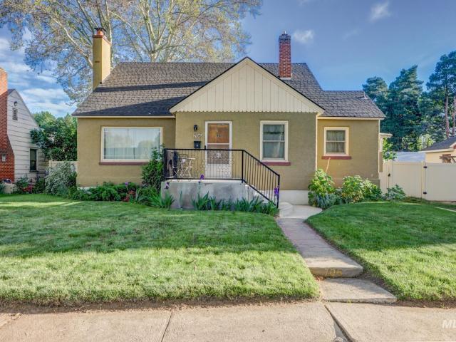 706 E 1st