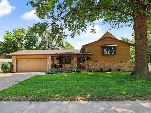 706 N Brook Forest Rd, Derby, KS 67037