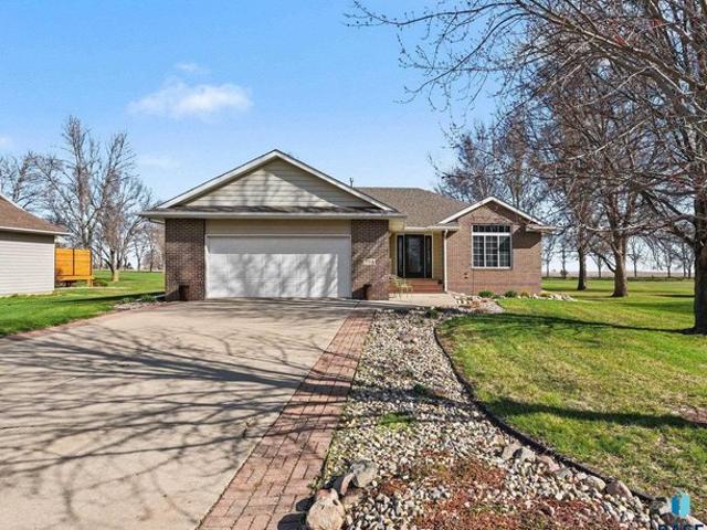 706 Par Tee Dr, Hartford, SD 57033